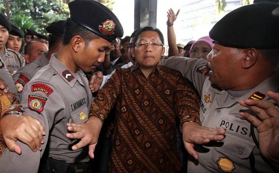 SBY Ikuti Perkembangan Pemeriksaan Anas dari TV - TribunNews.com