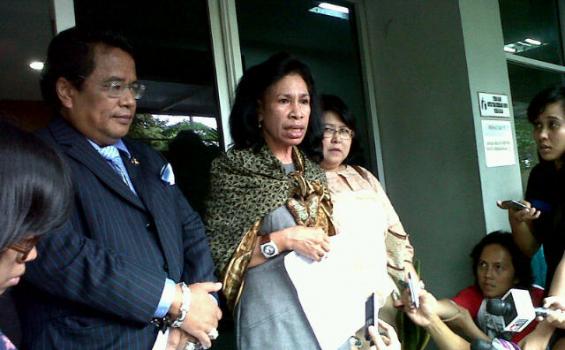 Istri Freddy Numberi Tak Hadir Saat Pemeriksaan - TribunNews.com