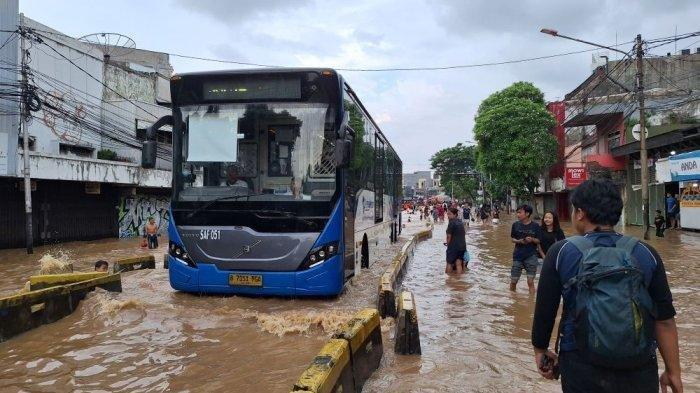Info Banjir Jakarta Hari Ini: 102 RT dan 3 Ruas Jalan Tergenang, Cipinang Melayu Capai 1,5 Meter ...