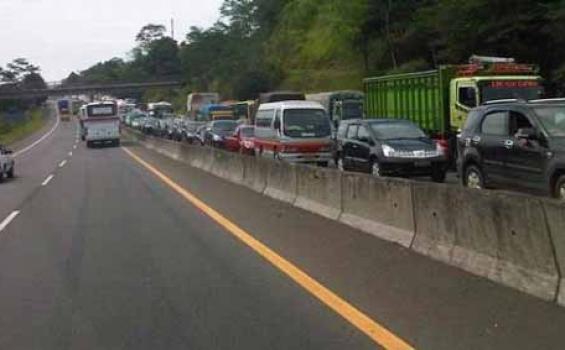 Tol Cipularang Km 72 Ambles, Jalur Dialihkan ke Cikopo - TribunNews.com