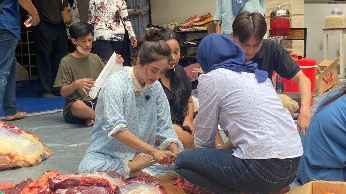 Ikut Sembelih Sapi untuk Dibagikan, Dewi Perssik Maknai Idul Adha sebagai Ucapan Syukur ...