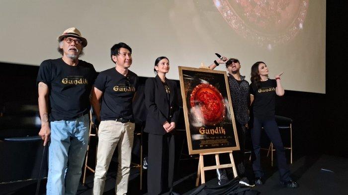 Cerita Sutradara Anggy Umbara Soal Teaser Poster Film Horor 'Gundik ...