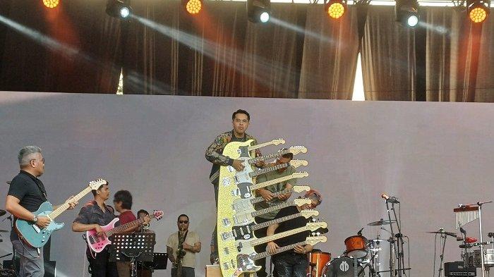 Gitaris Balawan Tampil Spektakuler di Java Jazz Festival 2025, Bawa ...