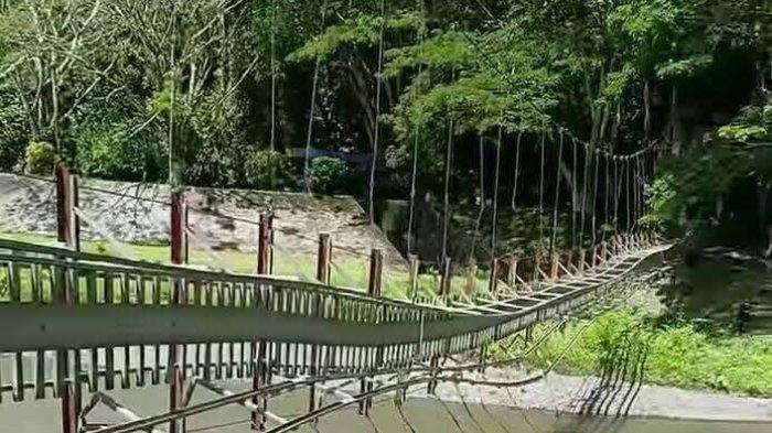 Detik-Detik Jembatan Gantung Malonas Donggala Putus, 1 Tewas dan Belasan Luka-Luka Jatuh ke ...