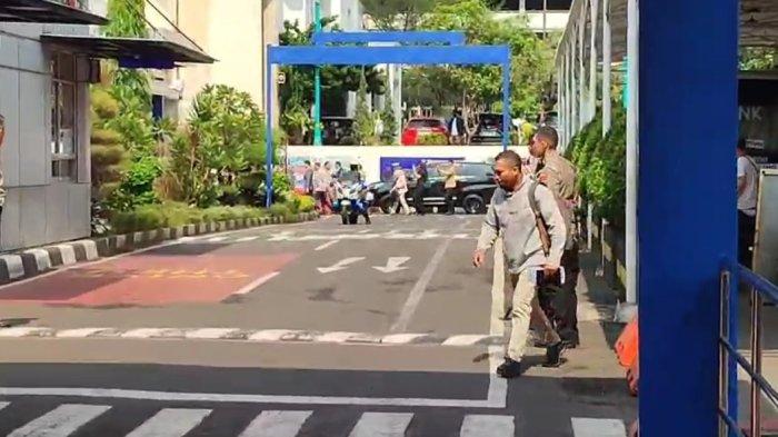 BREAKING NEWS: Jokowi Datangi Polda Metro Jaya Didampingi Pengacara Laporkan Tudingan Ijazah ...