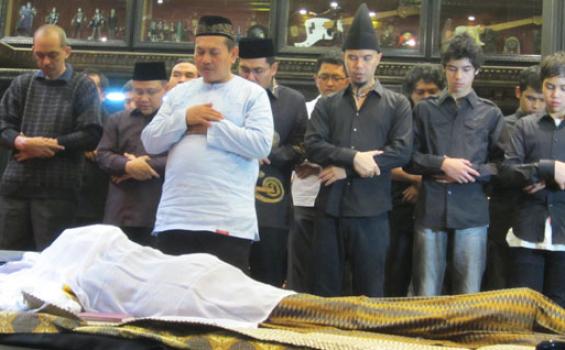 Sebelum Meninggal, Ayah Ahmad Dhani Foto Bersama Keluarga - TribunNews.com