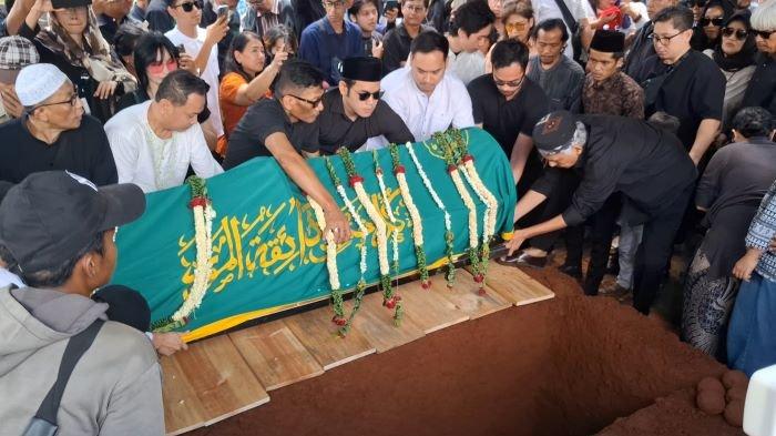Pemakaman Ray Sahetapy, Rama Sahetapy Kumandangkan Azan Hingga Menangis ...