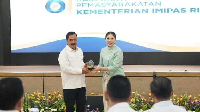 Koin Scholas yang Diberkati Paus Fransiskus Jadi Simbol Harapan Baru ...
