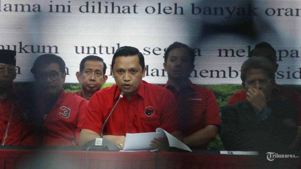 Penampilan Hasto Kristiyanto di Sidang Perdana: Kenakan Jas Hitam ...