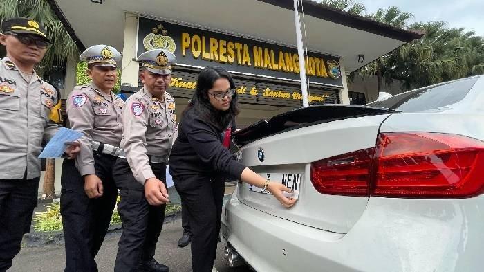 Demi Konten, Mahasiswi di Malang Kena Tilang Gegara Pakai Mobil Nopol Palsu N 3 NEN - TribunNews.com