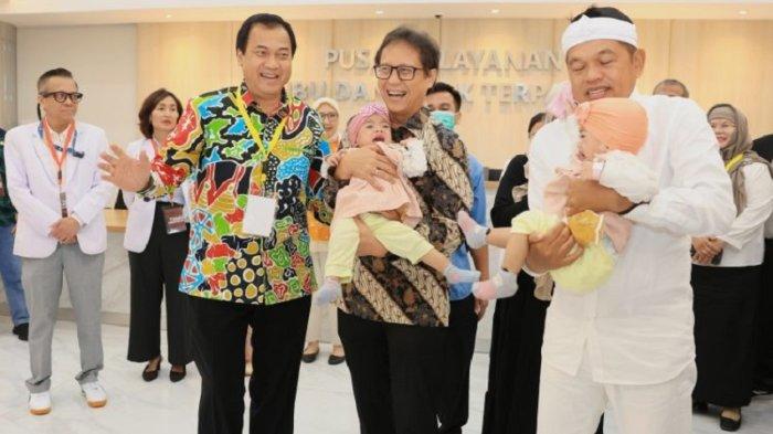 Datangi RSHS Bandung, Menkes dan Dedi Mulyadi Kompak Gendong Bayi ...