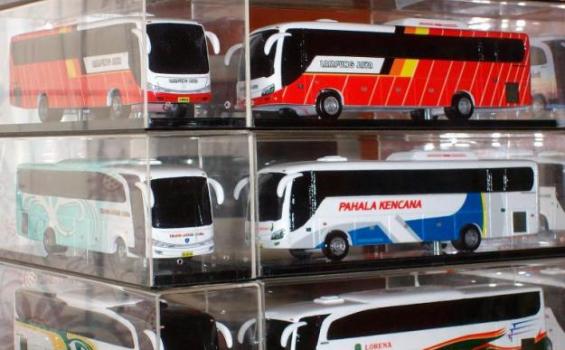 Bisnis Miniatur Bus Setelah Enam Tahun Kerja di Karoseri - TribunNews.com