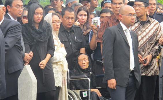 Maryati Juga Dampingi Moerdiono Sampai ke Pemakaman - TribunNews.com