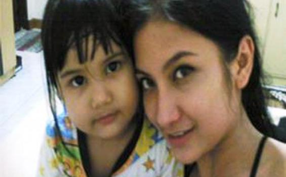 Natalie Sarah Rawat Anak Dibantu Playstation Portable - TribunNews.com