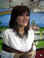 Nini Karlina Jaga Perasaan Anak - TribunNews.com