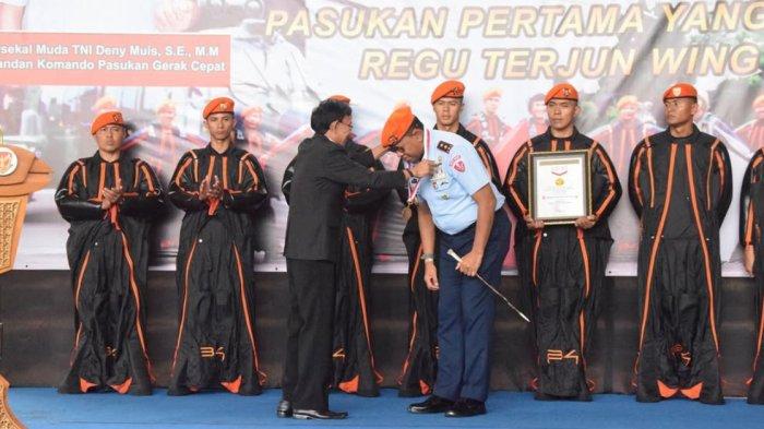 Baru Saja Raih Rekor MURI, Seperti Apakah Tim Terjun Wingsuit Kopasgat TNI AU? - Halaman 2 ...