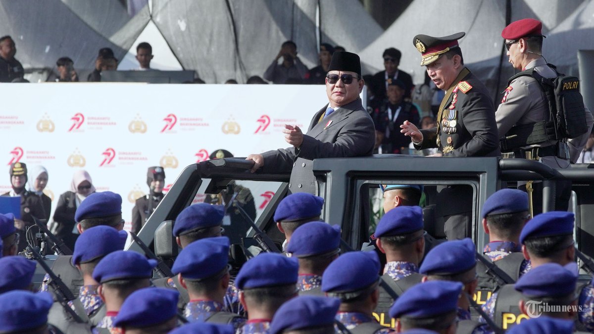 5 Momen Unik HUT Bhayangkara 2025: Robot Humanoid Polri Hormat ke Prabowo, Bhayangkari Terjun ...