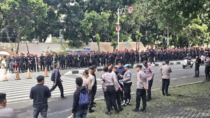 Puluhan Satgas Cakra Buana PDIP Kawal Pemeriksaan Hasto di KPK Hari Ini ...
