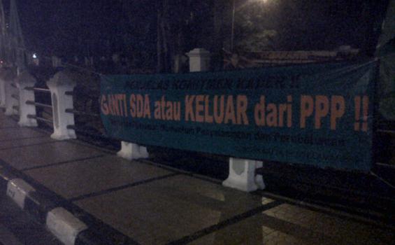 Spanduk Ganti SDA Atau Keluar Dari PPP di Tengah Kota Bandung - TribunNews.com