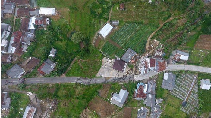 FOTO-FOTO Rumah Rusak, Jalanan Ambles & Putus Dampak Fenomena Tanah Bergerak di Banjarnegara ...