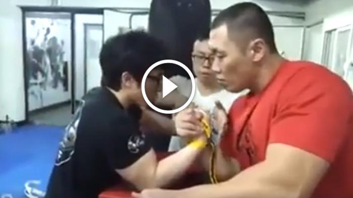 Badan Boleh Kecil, Tapi Lihat Aksi Panconya Melawan 'Raksasa' Ini ...