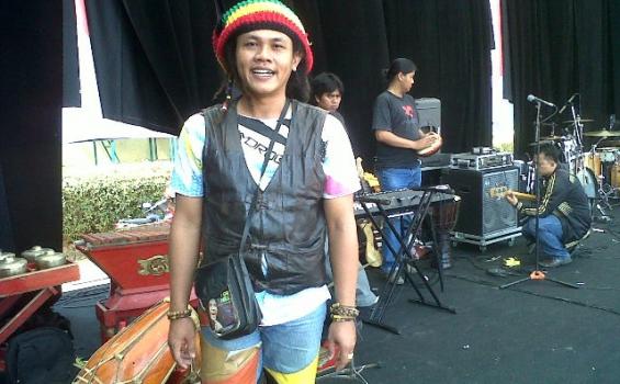 Titisan Mbah Surip Meriahkan Kampanye Akbar Faisal-Biem - TribunNews.com