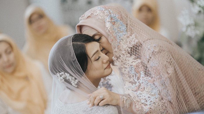 10 Potret Haru Pengajian Anissa Aziza Jelang Menikah dengan Raditya ...