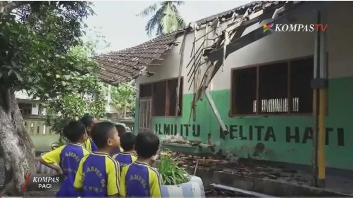 Atap Ruang Kelas Sekolah Ini Ambruk - TribunNews.com