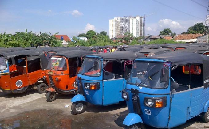 Bajaj Biru Lebih Disukai Penumpang - TribunNews.com
