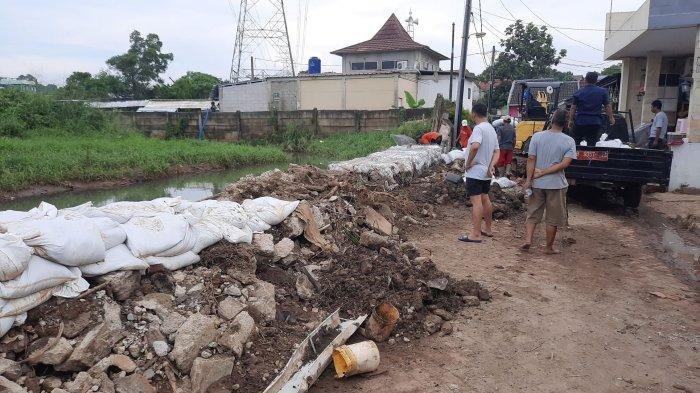 Tanggul Sungai Buaran Jebol, Puluhan Rumah di Rooswood Garden Tangerang ...