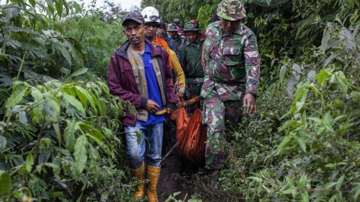 Kisah warga dan aparat yang berjibaku demi mengevakuasi korban erupsi ...