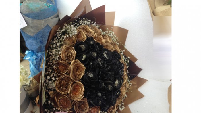Bunga Mawar Hitam dan Emas Tetap Laris Manis Meski Lebih Mahal ...