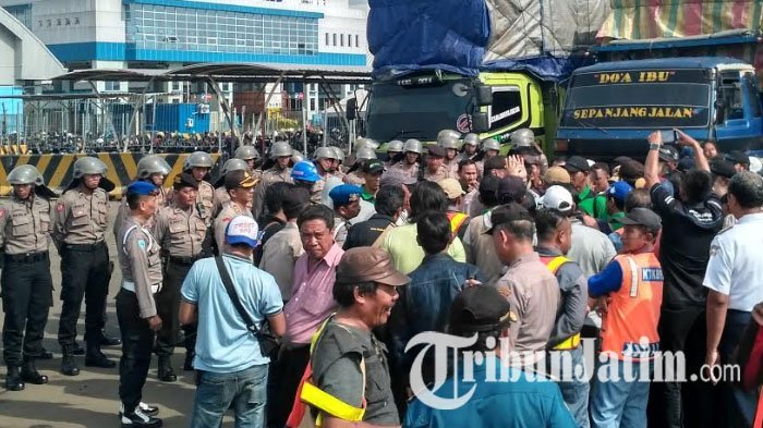 Buruh Angkut Dermaga Demo di Terminal Mirah Tanjung Perak Surabaya ...