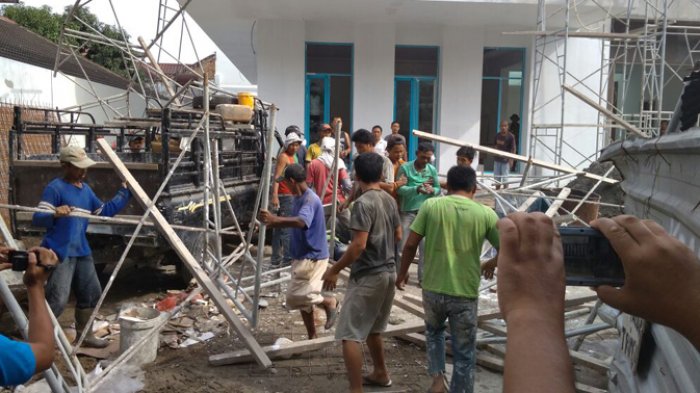 Dua Buruh Bangunan Terkapar Tertimpa Besi Perancah - TribunNews.com