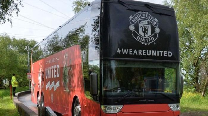 Kerennya Bus Baru Manchester United Pengganti yang Dirusak Fans West ...