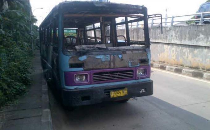 Tabrak Warga hingga Tewas, Bus Kowanbisata Dibakar Massa - TribunNews.com