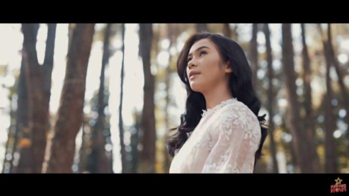 Chord Gitar dan Lirik Lagu Takut Rindu - Vionita: Kamu Terlalu Jauh Aku Terlalu Rindu ...