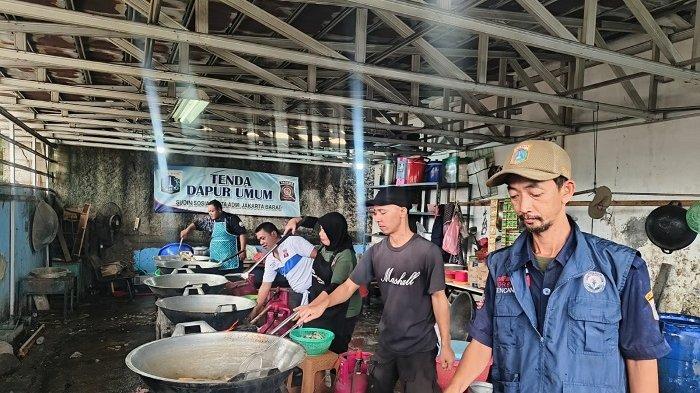 Salurkan Bantuan Korban Banjir Jakarta, Kemensos Dirikan Tiga Dapur Umum - TribunNews.com