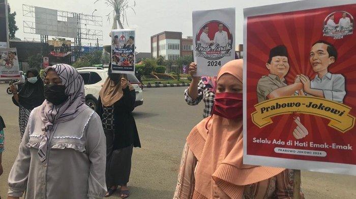 Puluhan Emak-emak di Karawang Deklarasi Dukung Prabowo-Jokowi Maju Pilpres 2024 - TribunNews.com