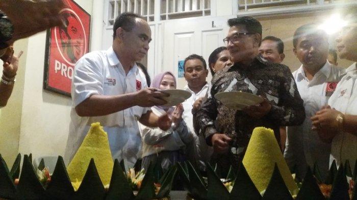 Potong Tumpeng Bareng Moeldoko, Relawan Projo Gelar Syukuran Kemenangan ...