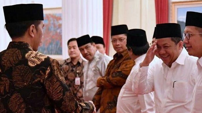 Ikut Buka Puasa Bersama Di Istana, Foto Fahri Hamzah Seperti Hormat ke ...