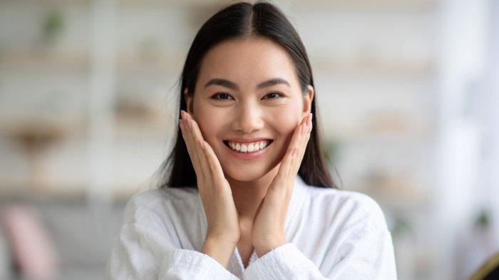 5 Tips Merawat Kulit yang Kerap Terpapar Polusi, Tak Boleh Hanya Cuci ...