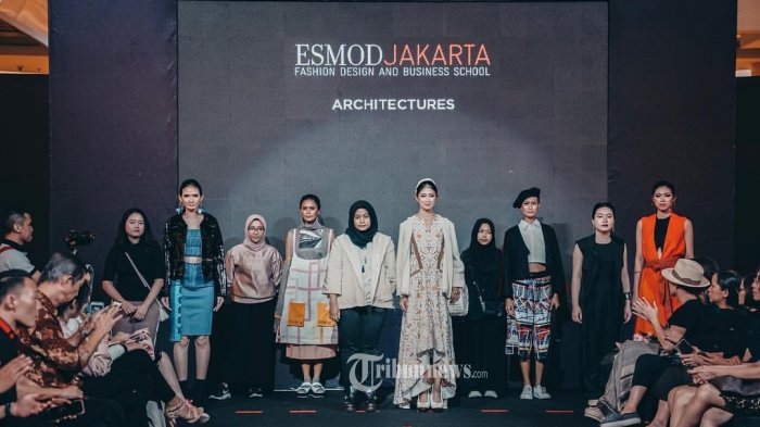 Angkat Kekayaan Budaya Indonesia, Desainer Muda ESMOD Jakarta Tampil Dalam Adiwastra Nusantara ...