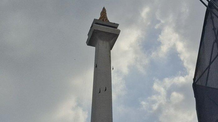 Melihat Aksi 'Free Fall' Personel Polri dari Pucuk Monas dengan Seutas ...