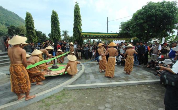 Gasing Raksasa Diputar saat Refleksi Tujuh Tahun Gempa - TribunNews.com