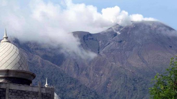 Gunung Gamalama di Kota Ternate Meletus - TribunNews.com