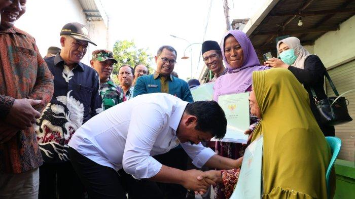 Hadi Tjahjanto Serahkan Sertifikat PTSL, 82 Persen Tanah di Sidoarjo Rampung Dipetakan ...