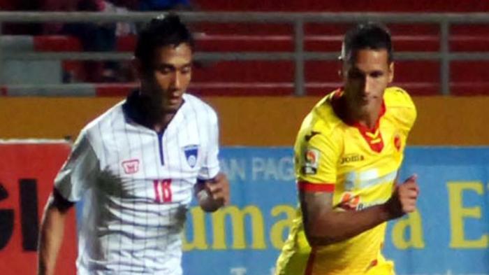 Raphael Maitimo Cetak Gol Cantik Lewat Eksekusi Bola Mati - TribunNews.com