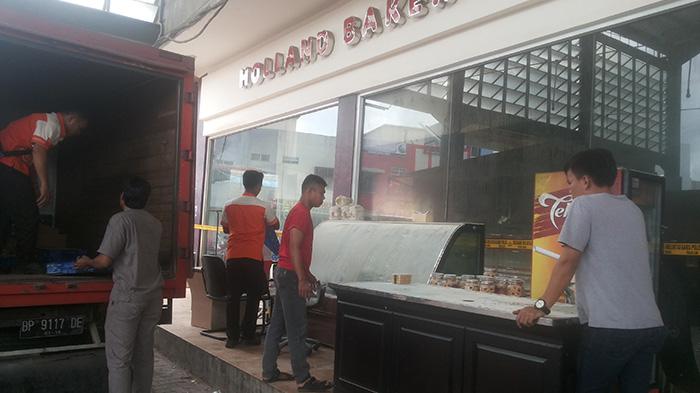 Ratusan Roti dan Etalase Holland Bakery di Kota Batam Ludes Terbakar ...