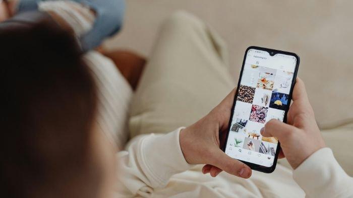 Digital Overload: Ketika Otak Sulit Mencerna Informasi Akibat Sering Scrolling Medsos ...